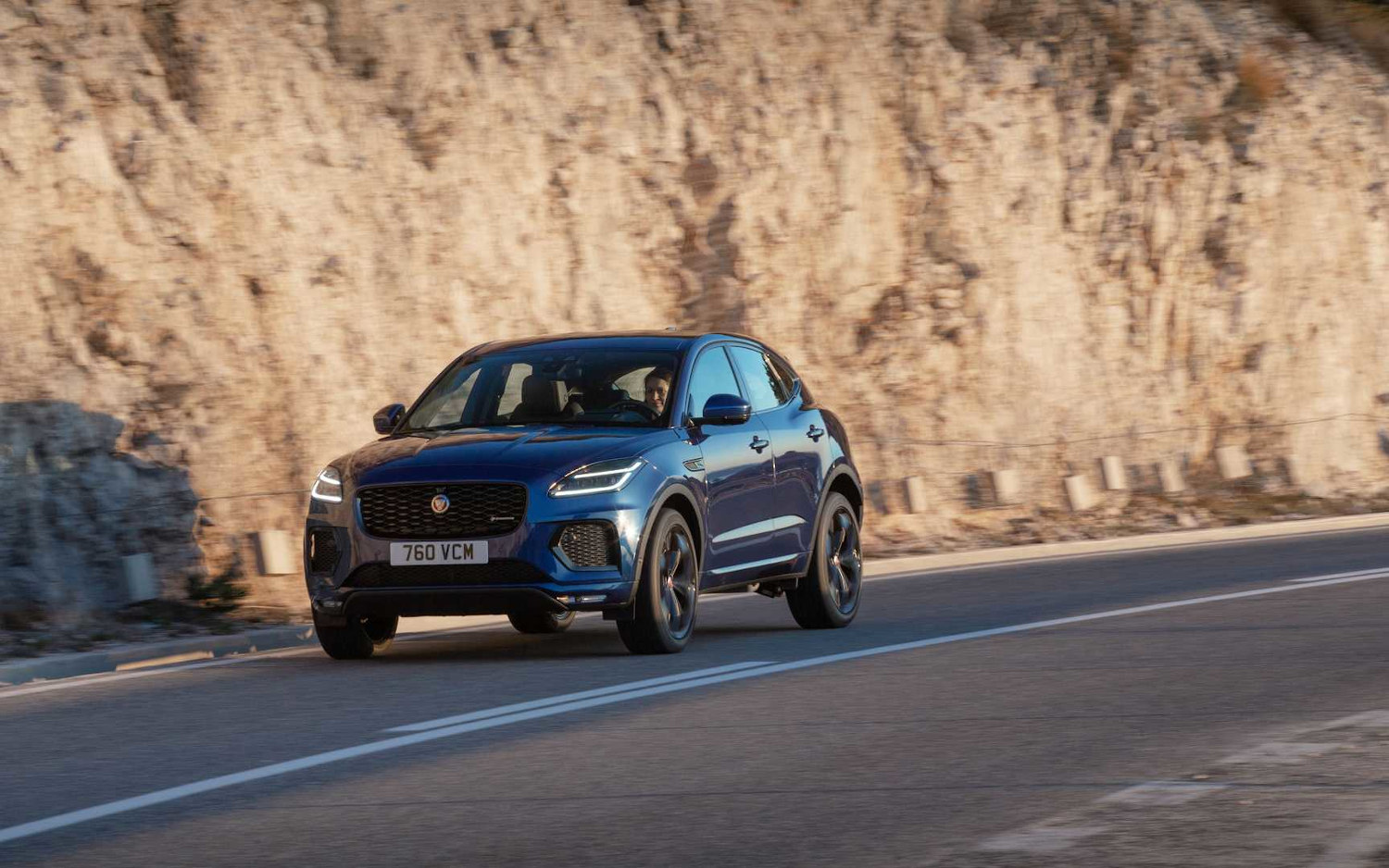 Comparison - Cadillac XT4 Sport 2021 - vs - Jaguar E-Pace R-DYNAMIC 2021 | SUV Drive